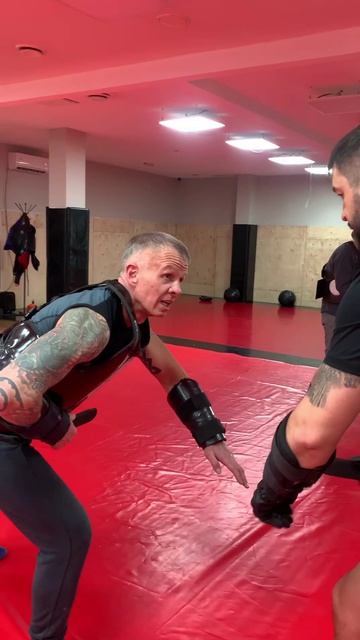 👀 Наработка сбива вооруженной руки наружу