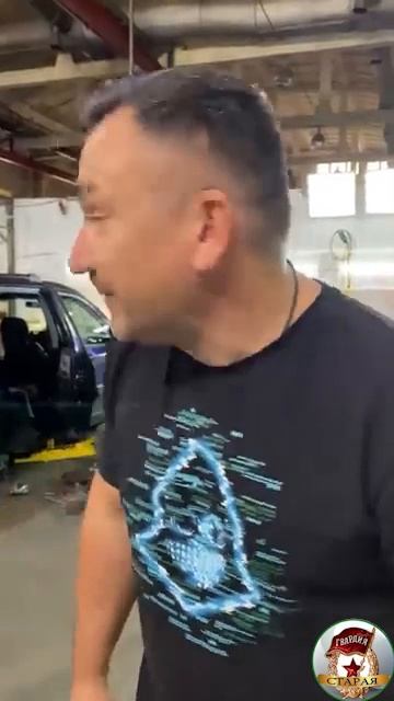 Блондинка в автосервисе.10