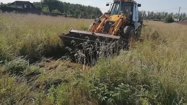ВЛОГ: Выравниваем трактором земельный участок 10 соток. Убираем с участка всю траву.