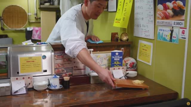 Суши-ресторан на 5 мест, открытый с утра на рынке морепродуктов в Хакодате, Хоккайдо, Япония.