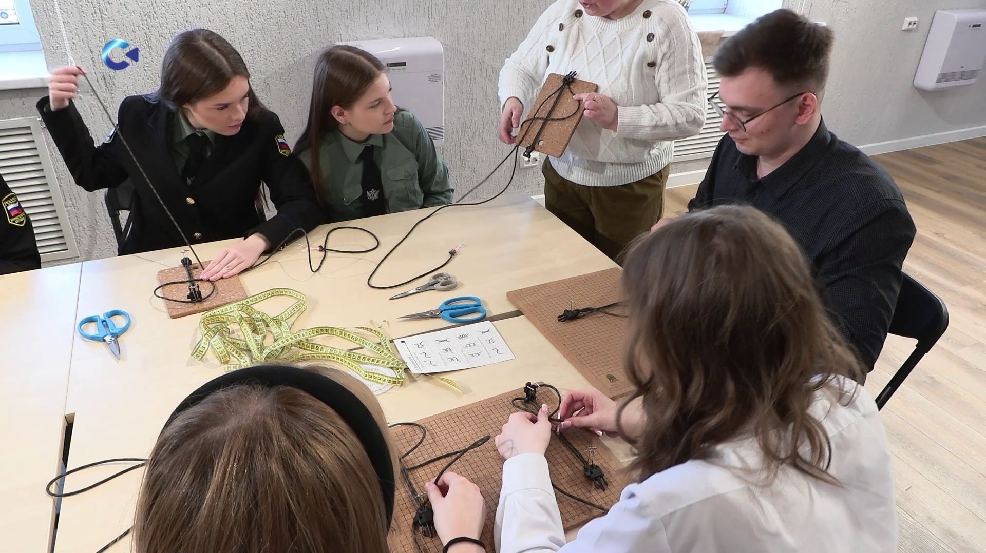 Студенты из Карелии изготовили тактические браслеты для наших земляков на СВО