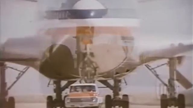 Пикап Chevy буксирует Боинг 747