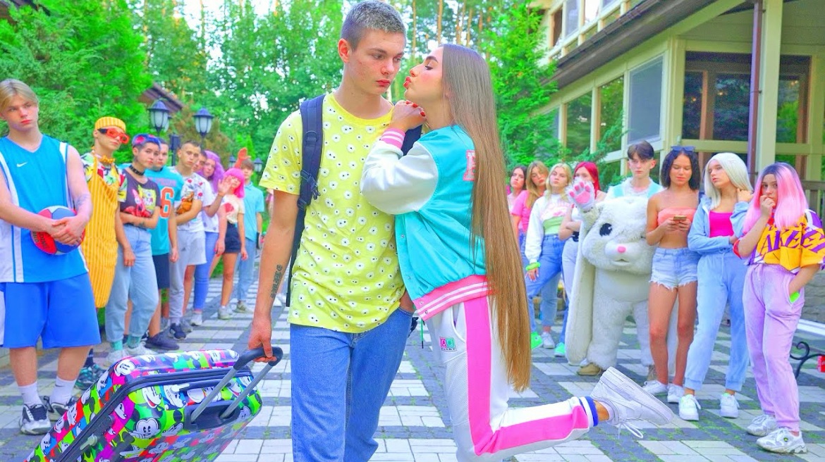 ПРОЩАЛЬНЫЙ ПОЦЕЛУЙ ОТ ДИАНЫ  - СМАЙЛ УЕЗЖАЕТ С ЗАГОРОДНОГО ДОМА!!! ВСЕ ПРОВОЖАЮТ БАСКЕТБОЛИСТА!