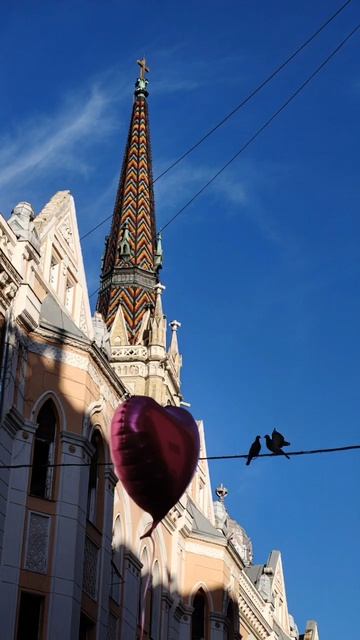 Heart balloon in the city