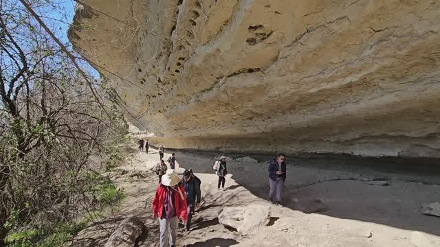 Скалы Сап-Сары-Кермен. Тропинка под скалами