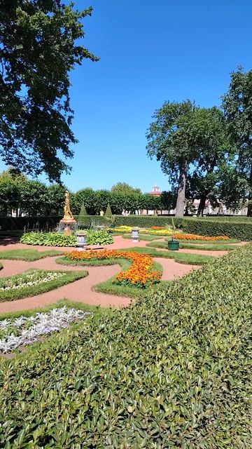 Петродворец. Монплезир. Фонтан Колокол.