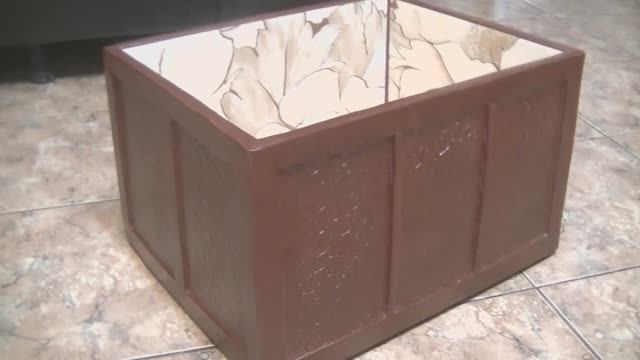 Декор картонной коробки шпаклевкой .