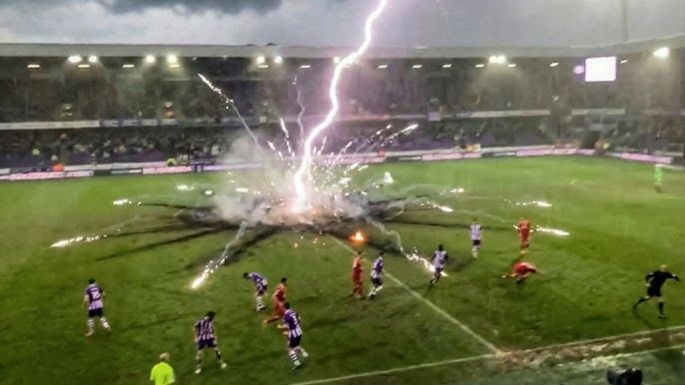 Невероятные Обрушения и Ошибки на Стадионах, Снятые на Камеру