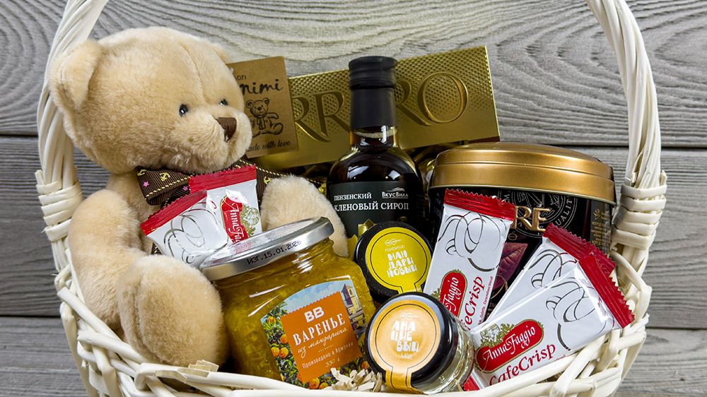 Подарочная корзина «Мишка угощает!»