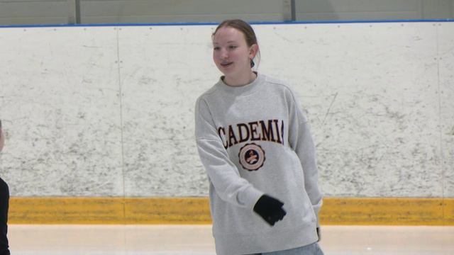 На лёд спортивного комплекса «Лидер» вышли мамы, бабушки, дети разных возрастов