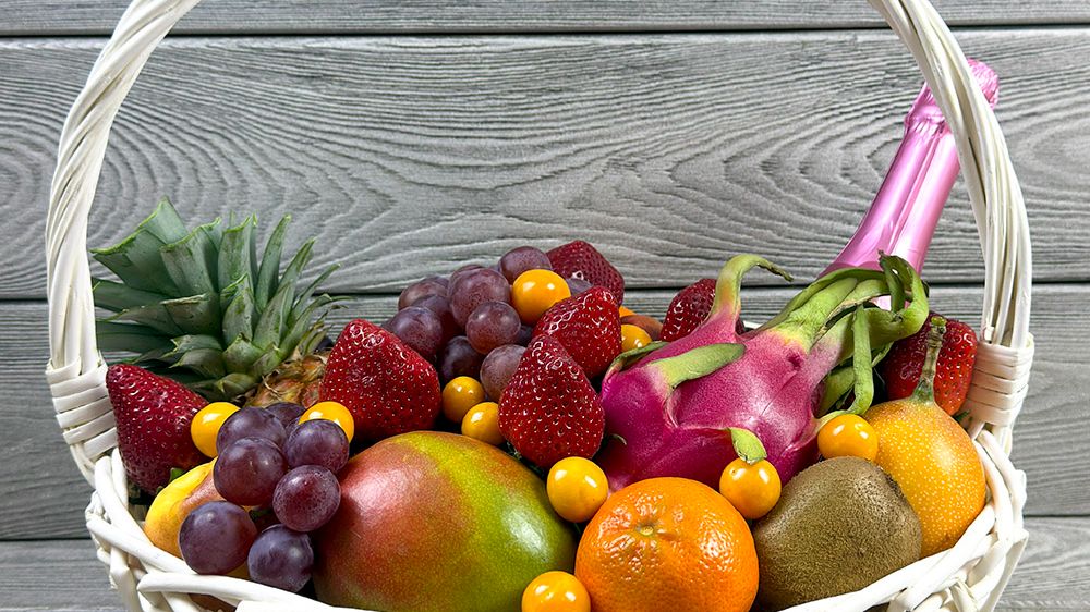 Корзина с фруктами и ягодами «Игристое наслаждение»