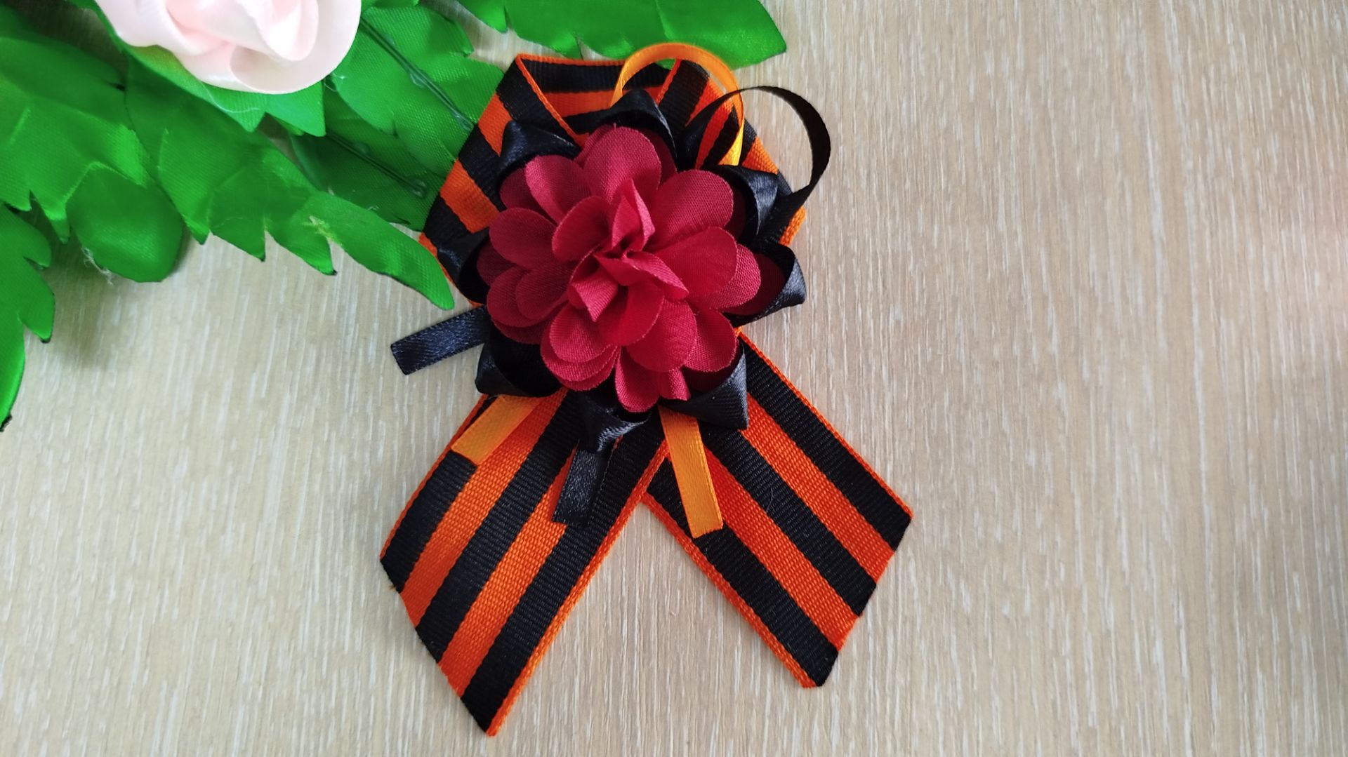 МК. Георгиевская брошь с гвоздикой