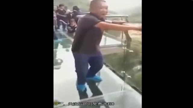 В Китае построили стеклянный мост над пропастью.