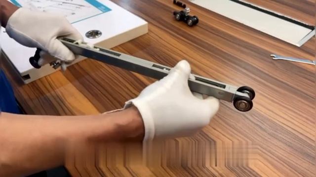 установка доводчика в верхнюю направляющую беспороговой системы — наглядно и пошагово