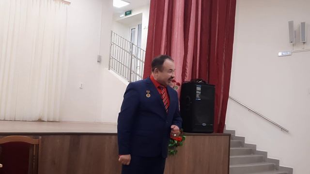 Виталий Сергеев исполняет стихотворение П. Яккусен  в Урмарской средней школе