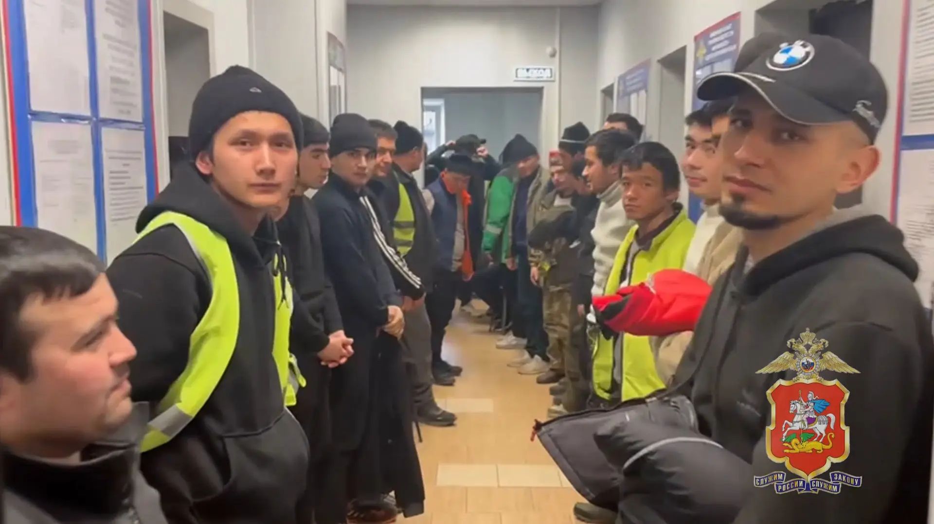 На складе в подмосковном посёлке Вешки сотрудники полиции выявили 42 нелегальных трудовых мигранта