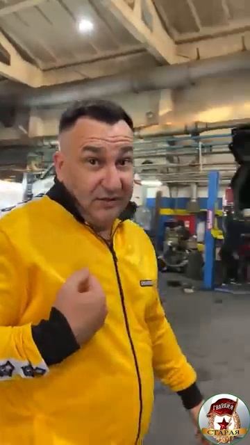 Блондинка в автосервисе.11