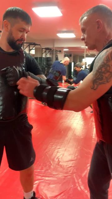 👀Наработка блокирования вооруженной руки от удара ножом снизу.