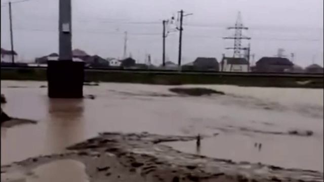 Грязевые потоки воды в Дагестане