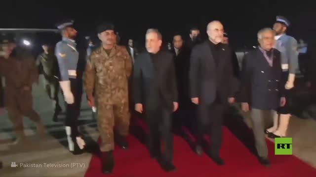 لحظة وصول الوفد الإيراني إلى إسلام آباد