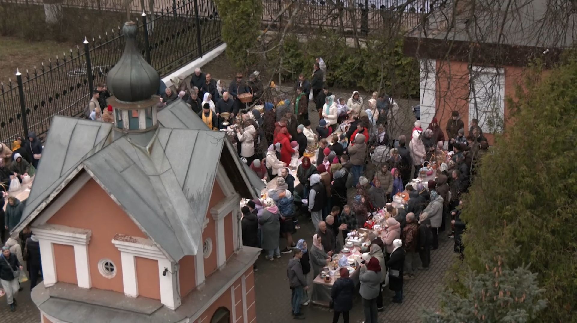 На территории Смоленского храма в Ивантеевке перед Пасхой организовали благотворительную ярмарку