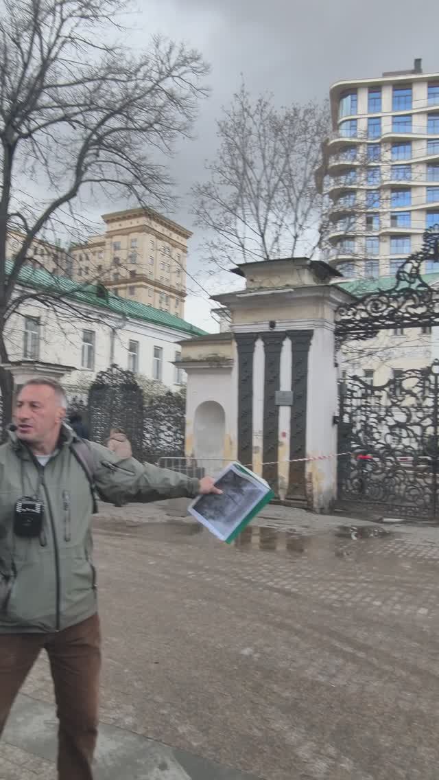 Современное здание затмило усадьбу Демидовых в Толмачёвском переулке