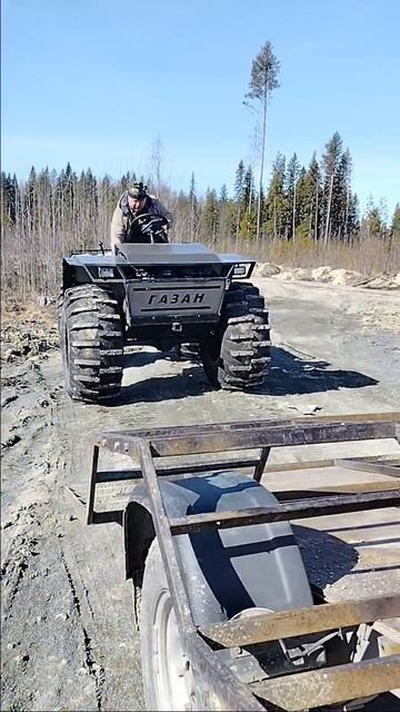Загружаю каракат на прицеп.