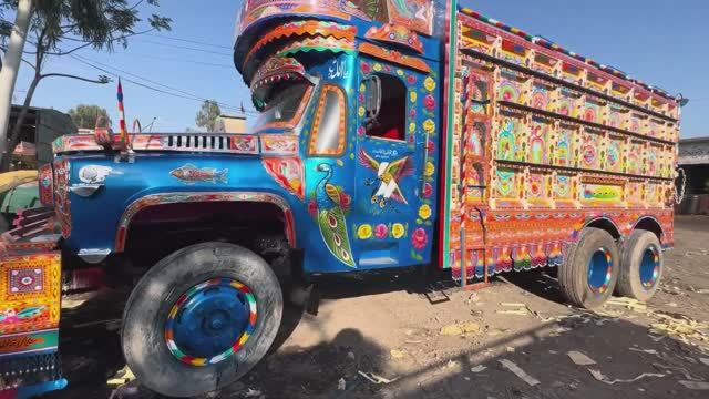 Пакистанские Биба и Боба создали Праздникмобиль из старой лохани 1972 года