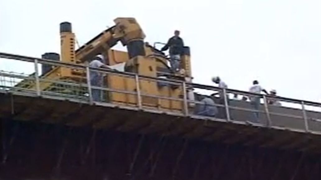 Slipforming_ The Commander 3 in Action Parapet Bridge