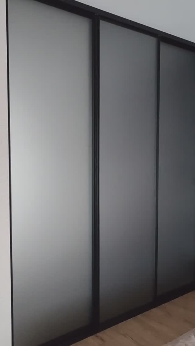 Установили двери-купе в мини-гардеробные