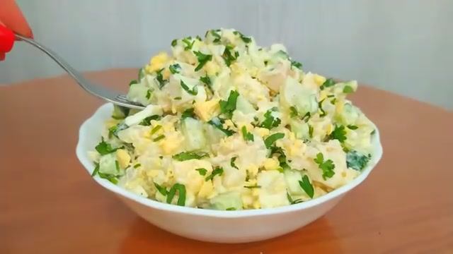 Простой салат с курицей и цветной капустой.