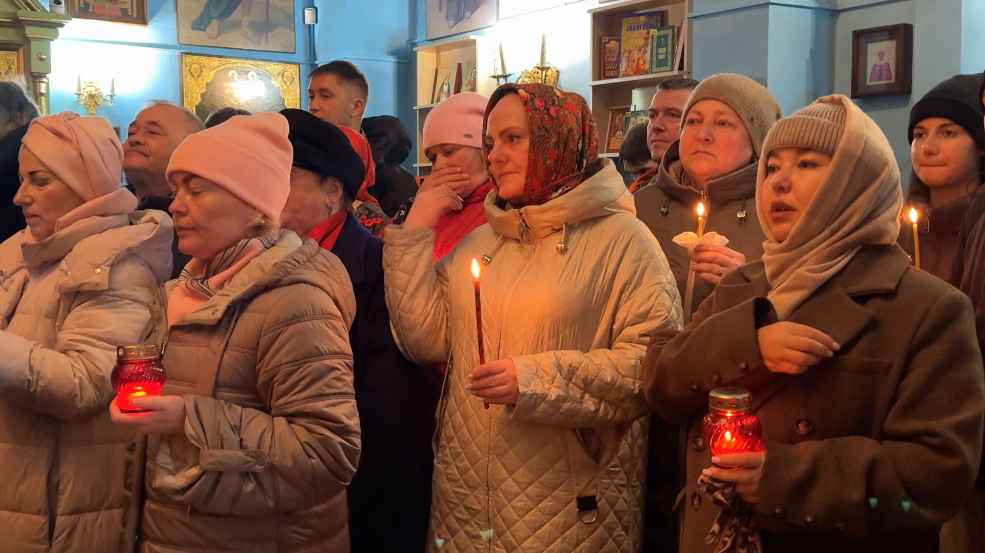 Звон колоколов и свет свечей: в Охе встретили Пасху