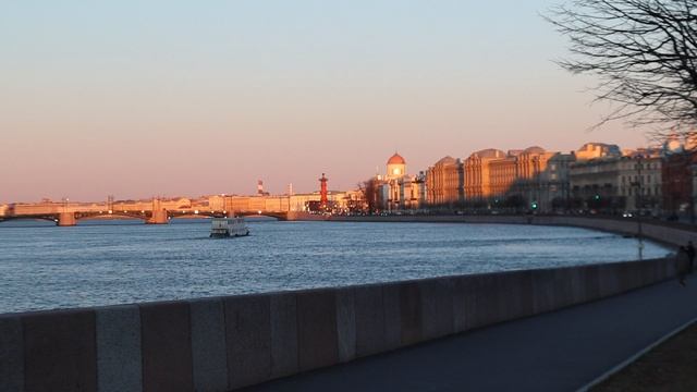 После службы в страстную пятницу вечером иду домой. Пятница, 10 апреля 2026 г