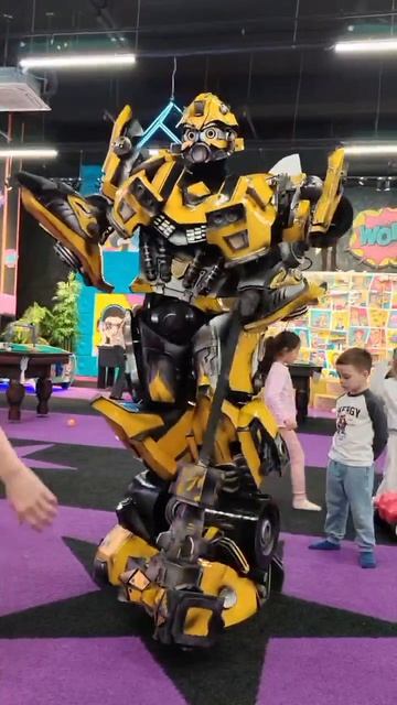 Танцующий робот Бамблби из Трансформеров! 😎✨ 10 секунд драйва