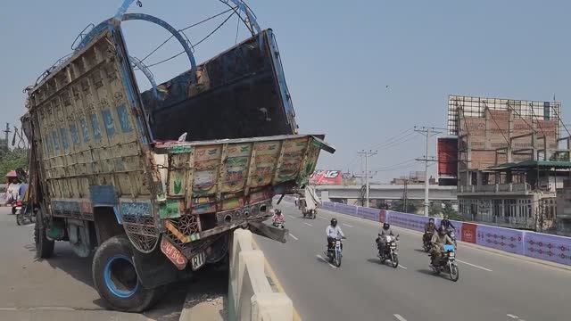 Пакистанский грузовик намотало на отбойник. Эвакуация, ремонт