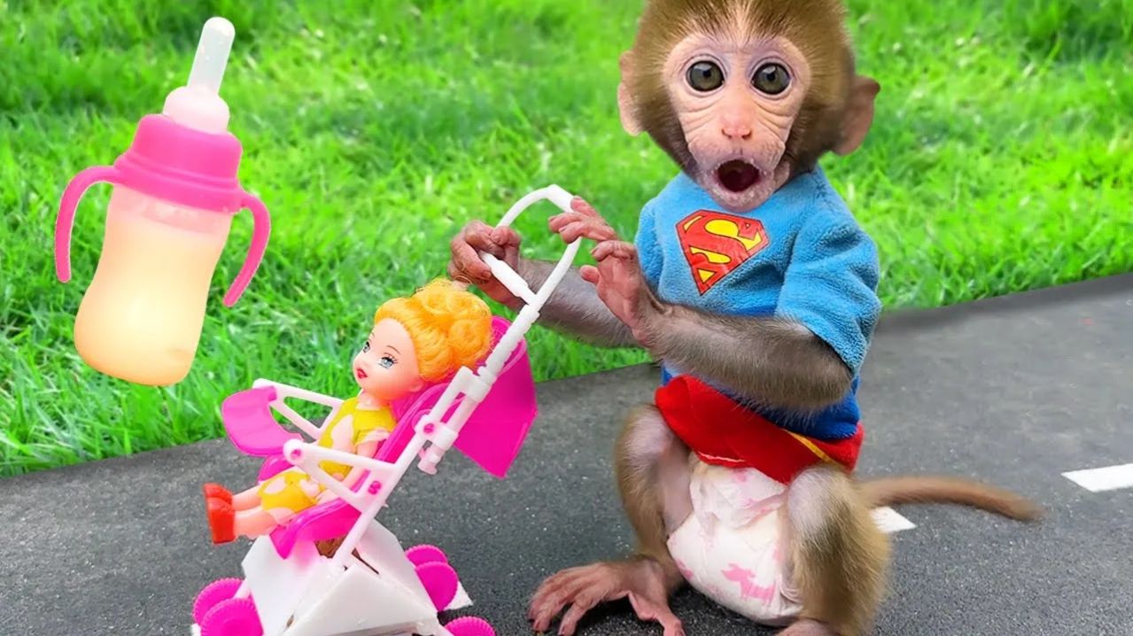 🐒Обезьянка гуляет с куклой👶🍼 и находит щенка🐶