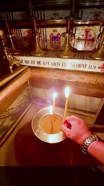 Христос Воскресе из мертвых смертью смерть поправ и сущим во гробех живот даровав!