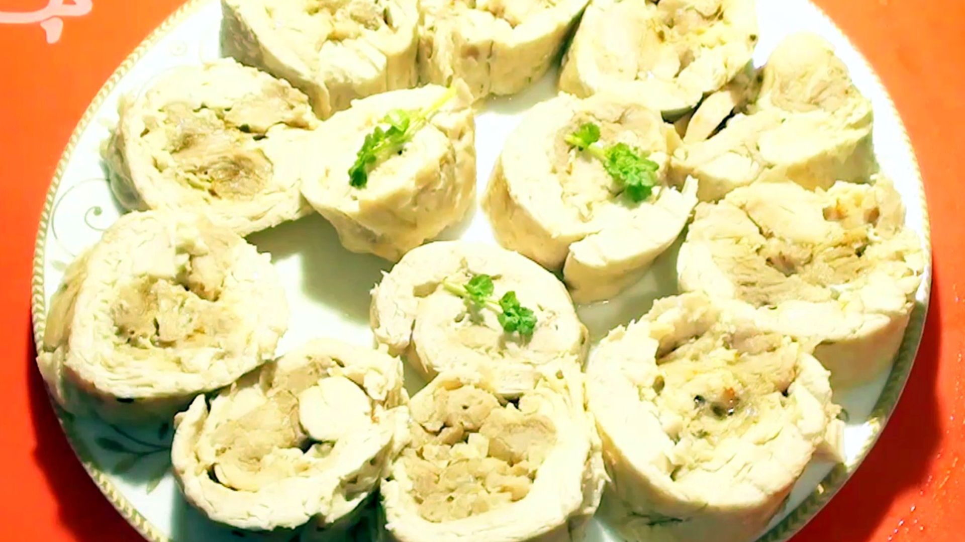 Куриный рулет в духовке домашний нежный и вкусный - рецепт