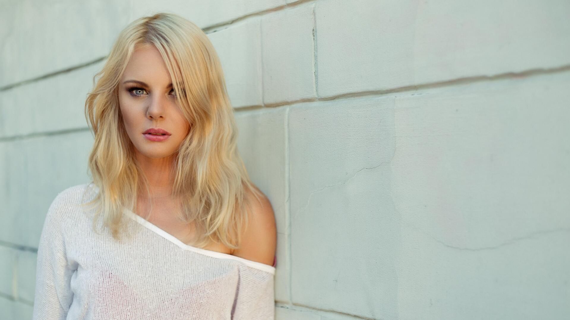 GORDON CITY & VAULTS — All four walls