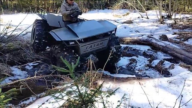 На каракате, вездеходе-болотоходе переезжаю весенний ручей.