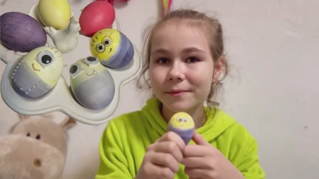 Красиво и необычно красим яйца на Пасху . Миньоны и пупырчатые яйца .