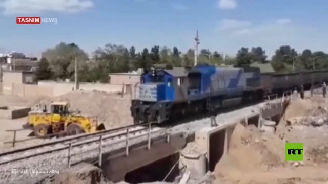 قطار يعبر جسر يحيى آباد وسط إيران للمرة الأولى منذ تعرضه للقصف