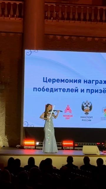 Скрипачка и саксофонистка - закулисье и концерт