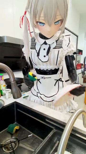 Кигуруми-кукла в латексе и платье горничной моет посуду.:3