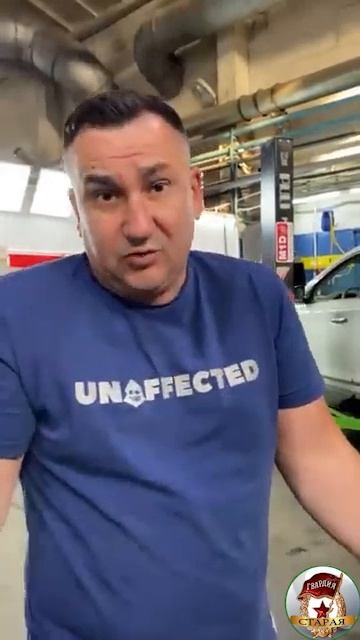 Блондинка в автосервисе.13