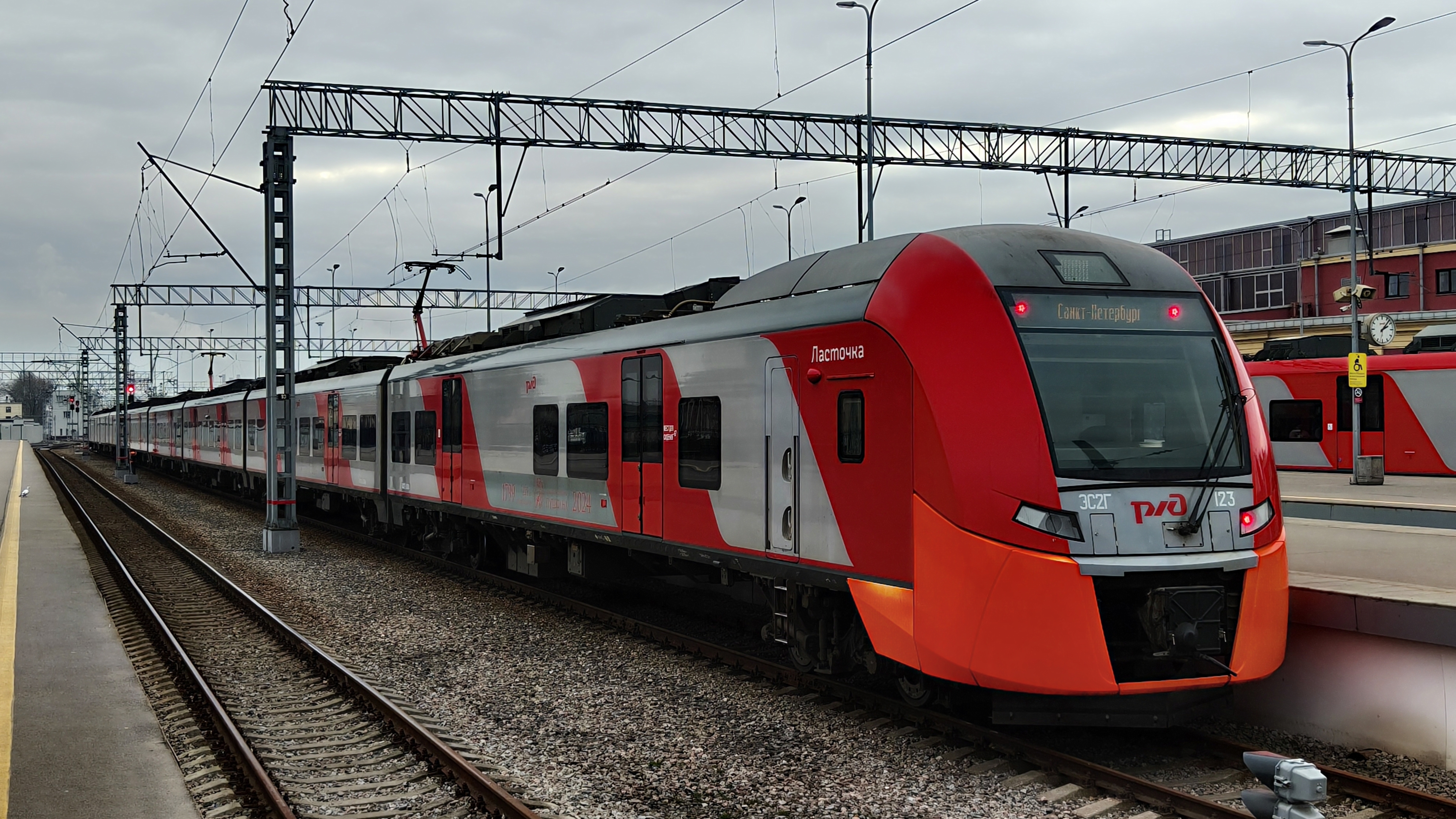 Пасмурная весна. Поездка на ЭС2Г 123 "Пушкинская Ласточка" Старый Петергоф - Санкт-Петербург