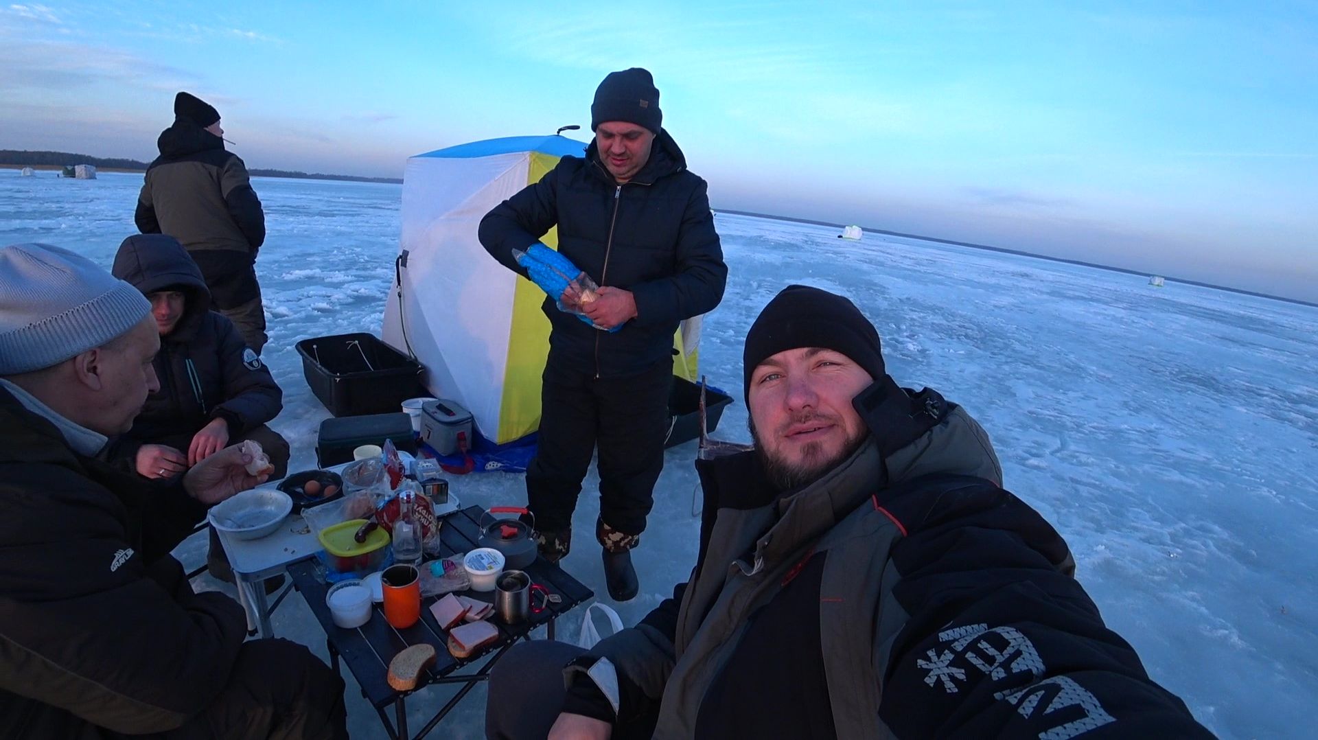 Зимняя рыбалка на льду! Грязь, пельмени и карасиный клёв💥