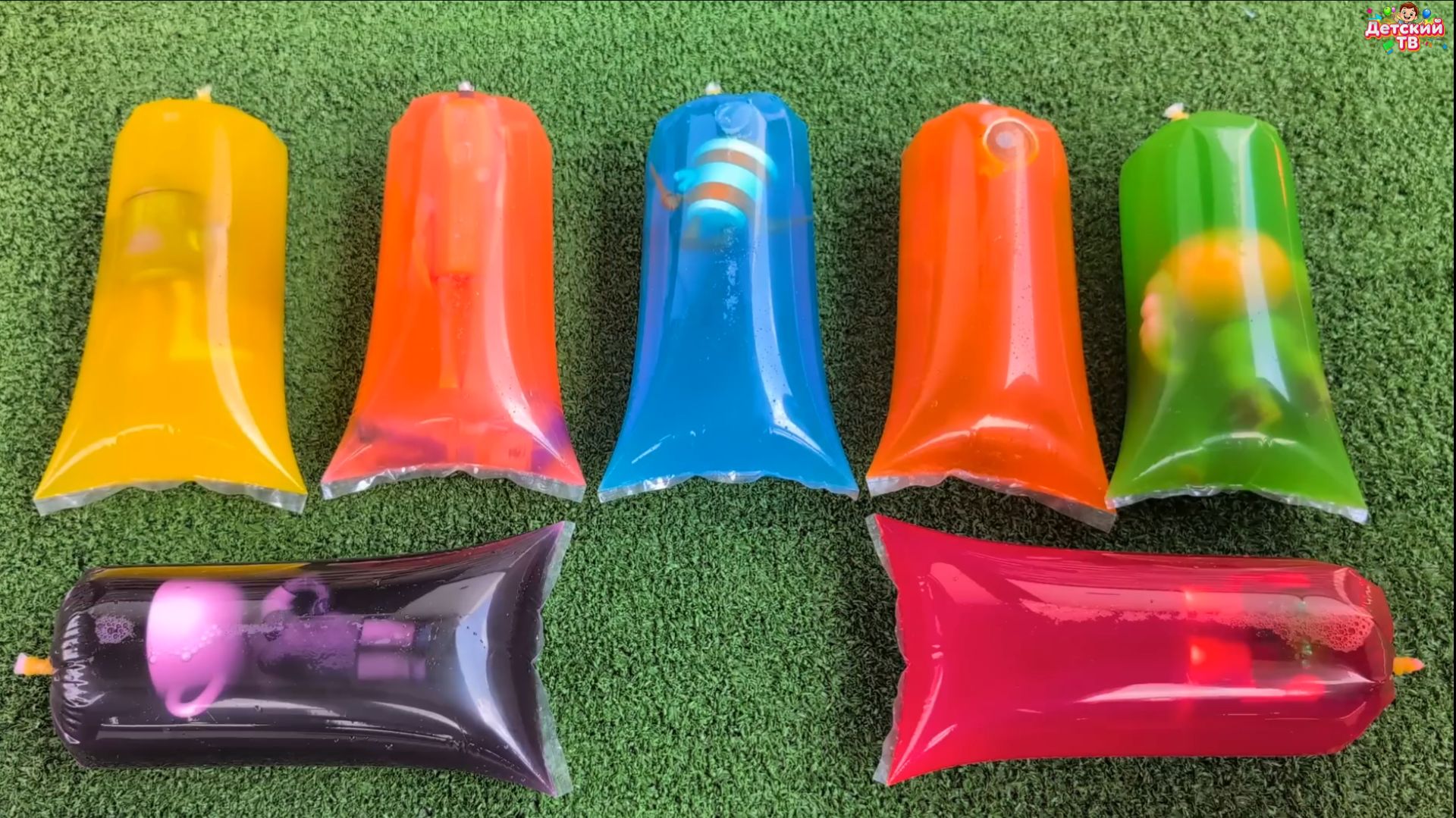 Разрезаем цветные пакеты 😱 Какие игрушки внутри? Сюрпризы для детей