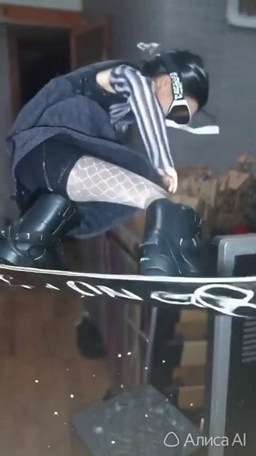 Уэнздей на сноуборде.