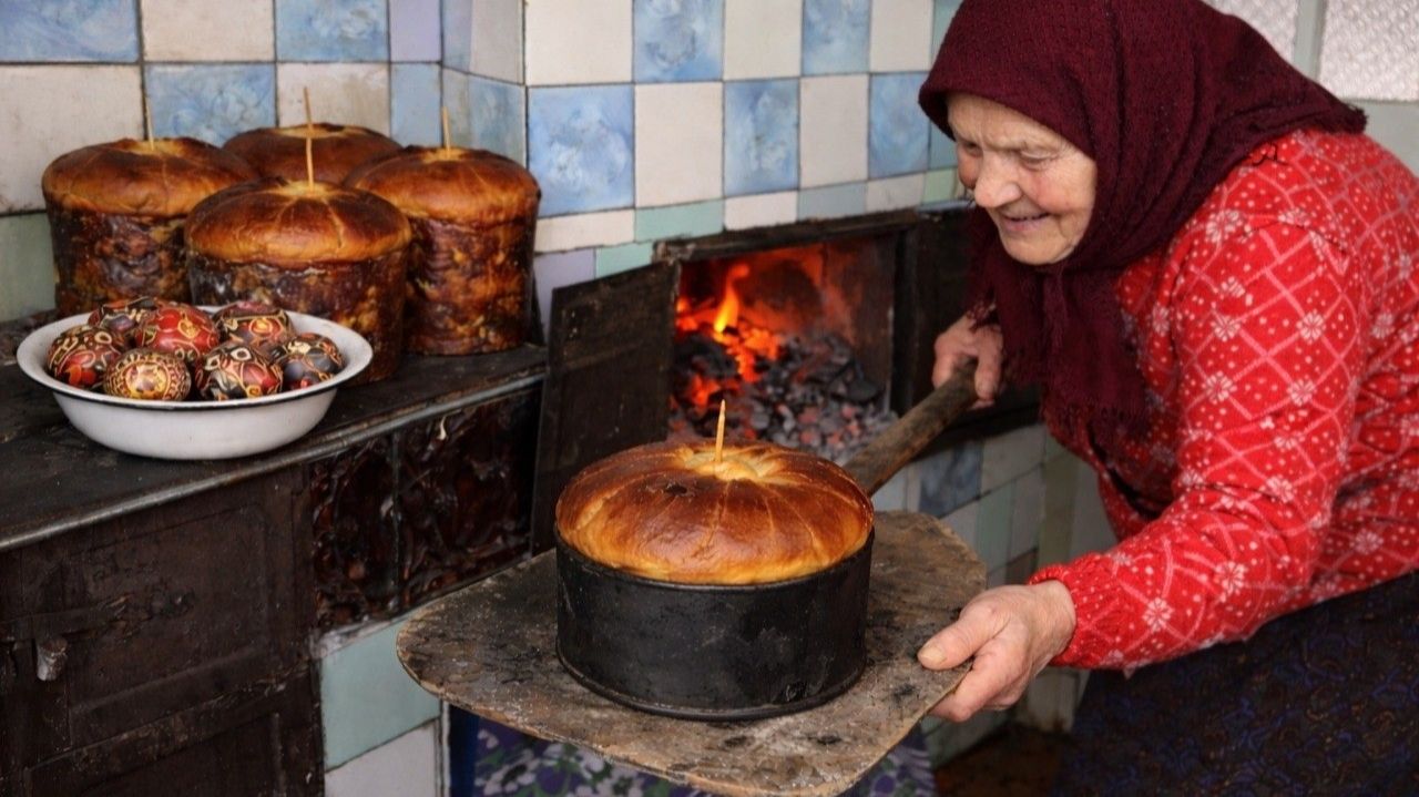 Бабушка Мария готовится к Пасхе одна в высокогорном селе.